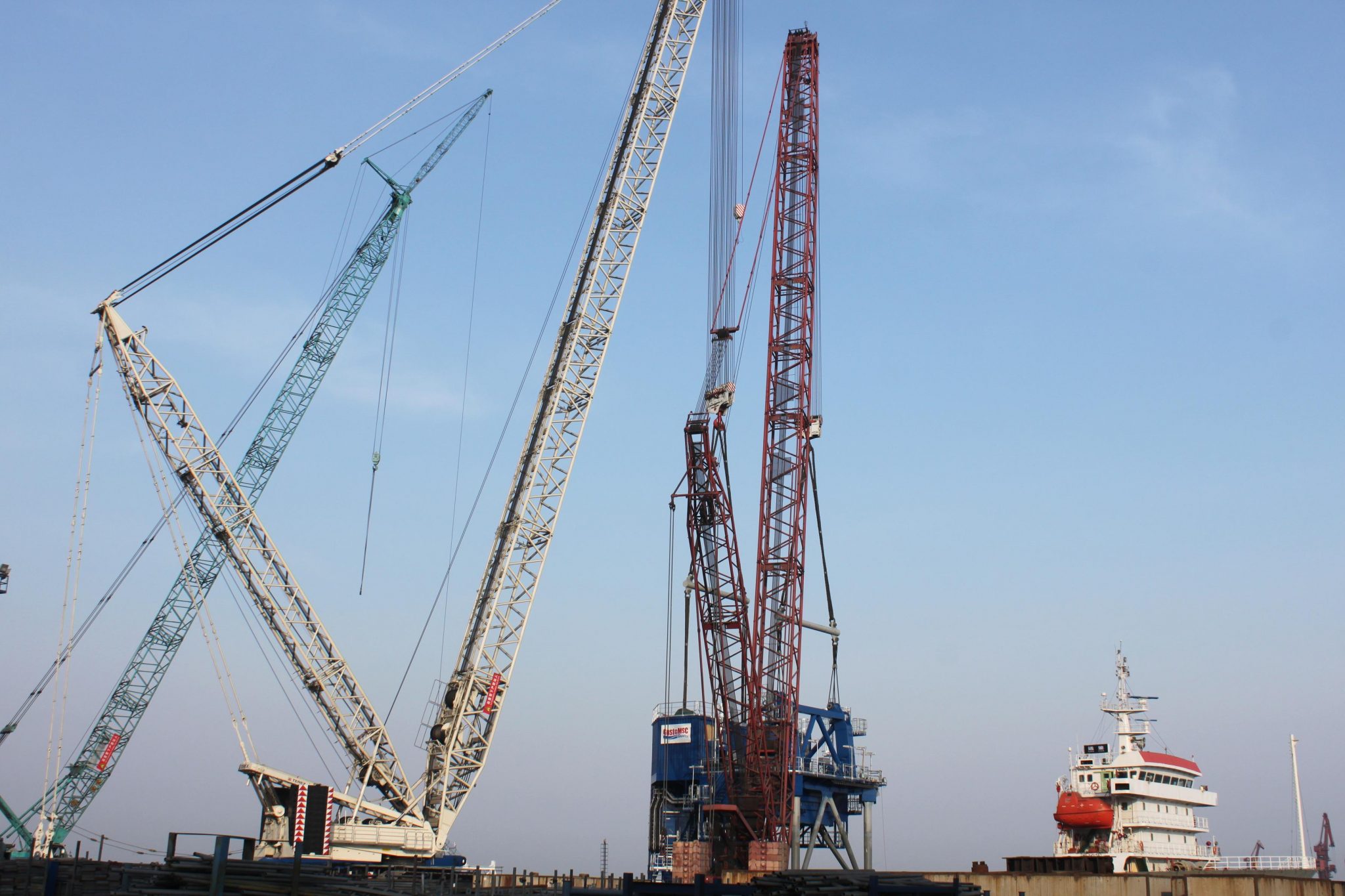 Crawlers work in tandem to lift ring gear for crane vessel | Lift and ...
