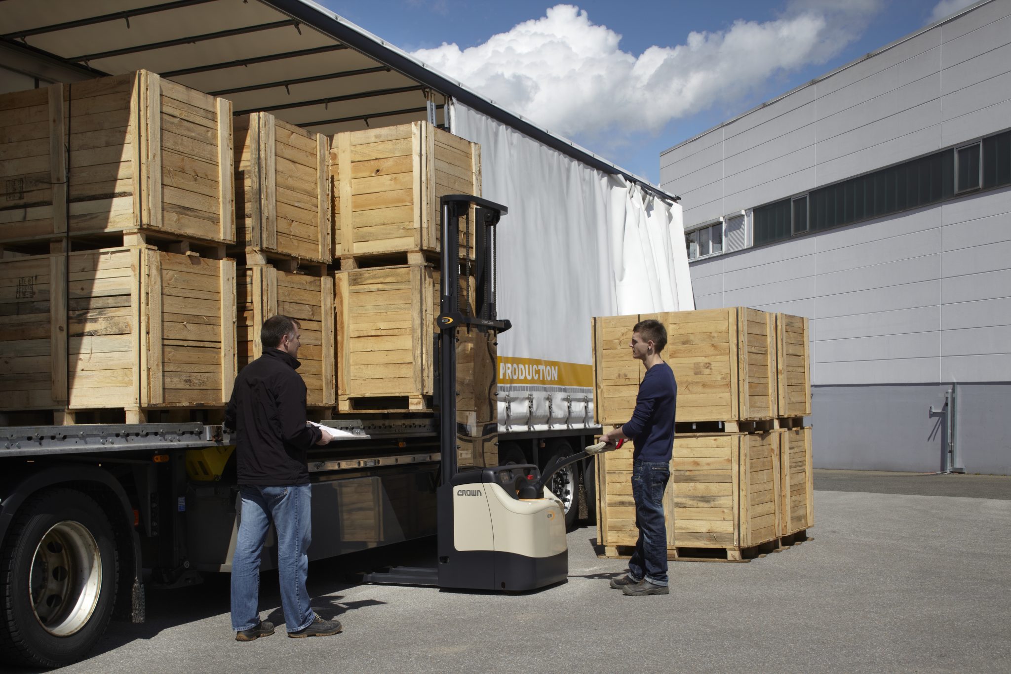 Crown Extends Stacker Offering with New ES 4000 Series | Construction ...