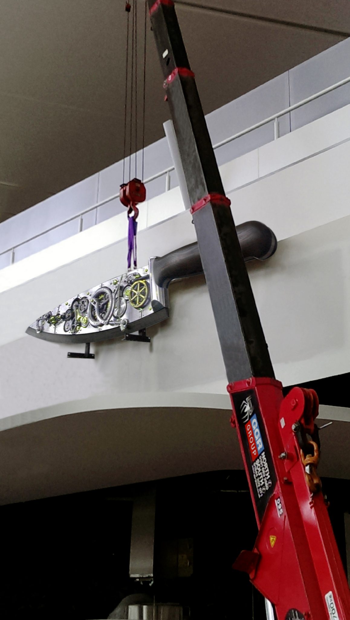 Mini Spider Crane Lifts Clockwork Knife for New Airport Restaurant ...