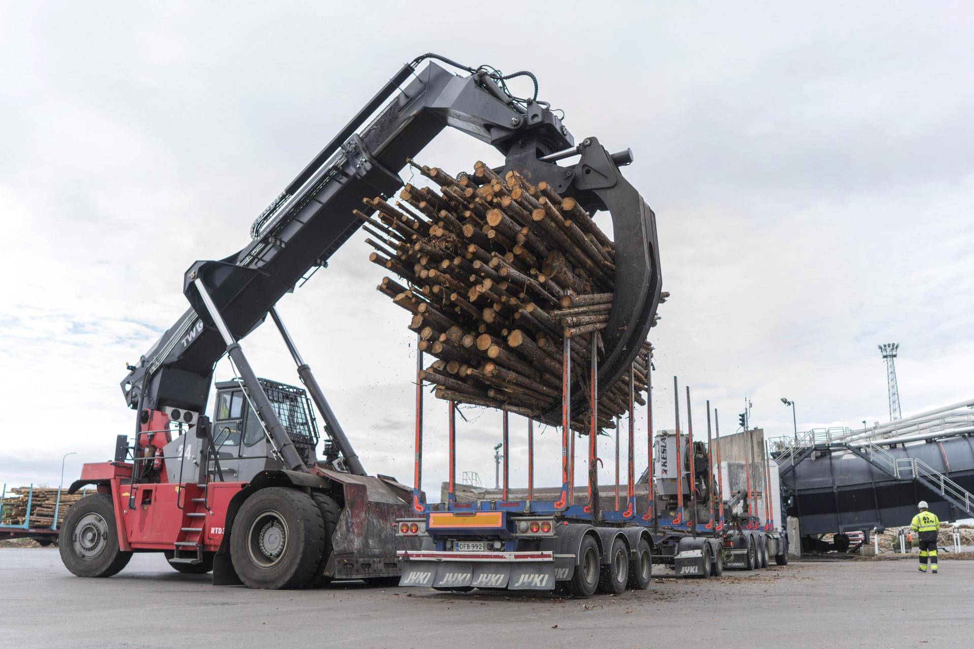 Kalmar Service for Pulp Mill | Lift and Hoist International ...
