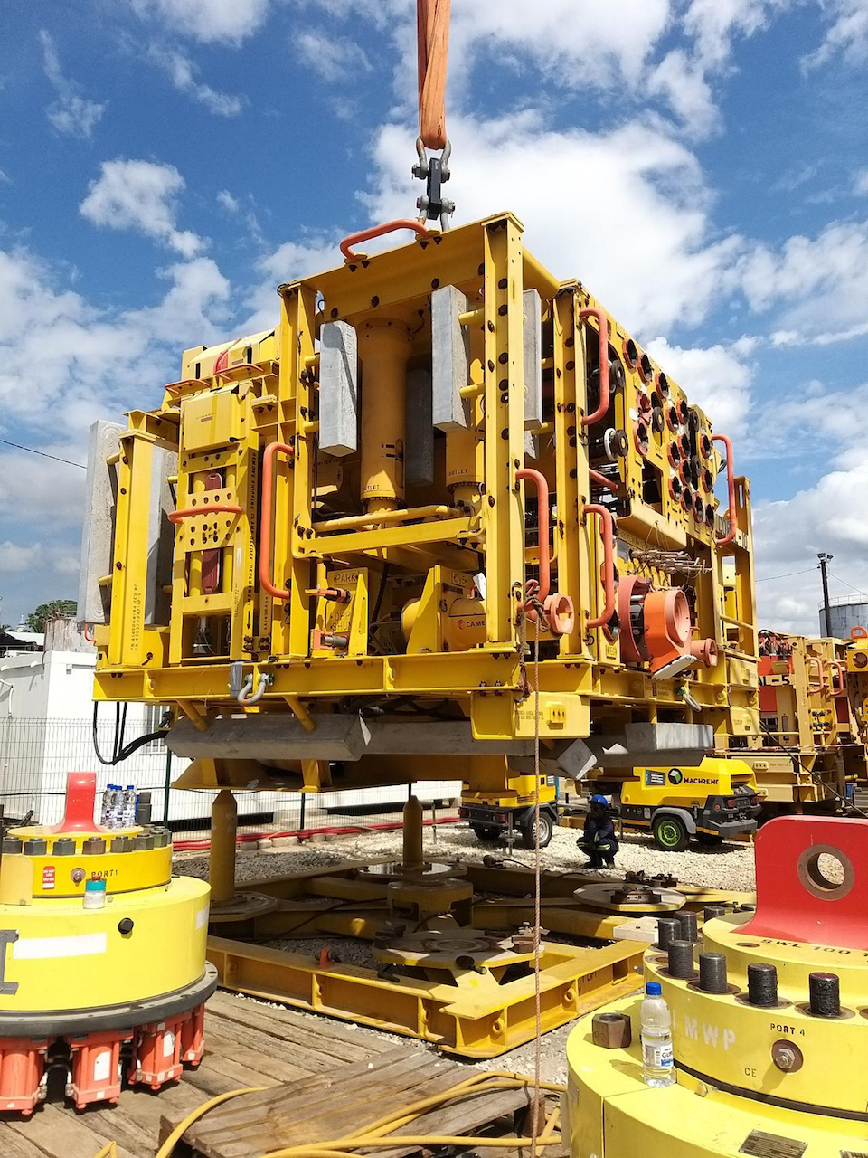 Sarens uses Crosby/SP load cell to weigh Christmas trees | Lift and ...