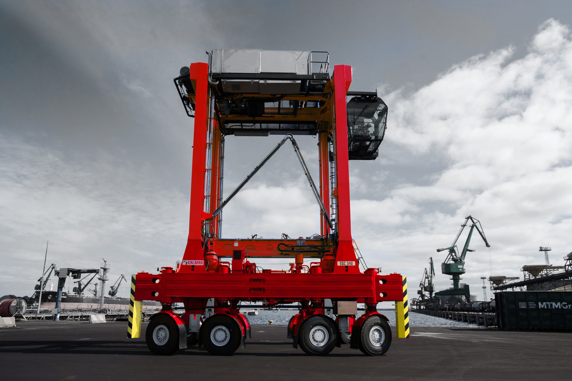Kalmar’s straddle carrier technology enhances Kingston Freeport ...