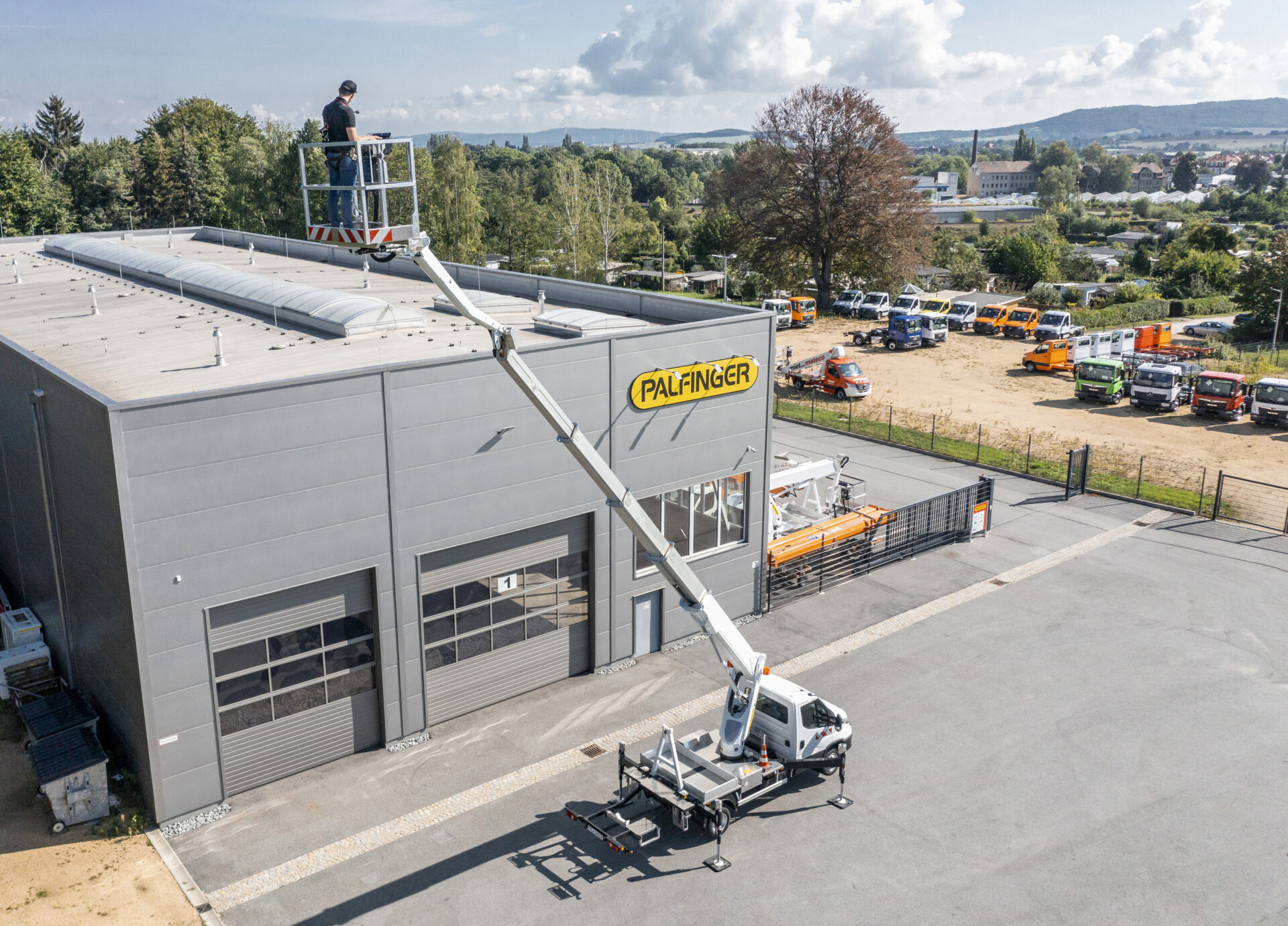 Palfinger’s emission-free world premiere at APEX | Lift and Hoist ...
