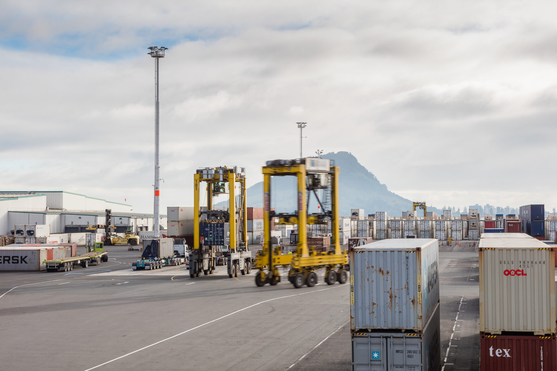 Kalmar and Port of Tauranga add hybrid straddle carriers | Lift and ...