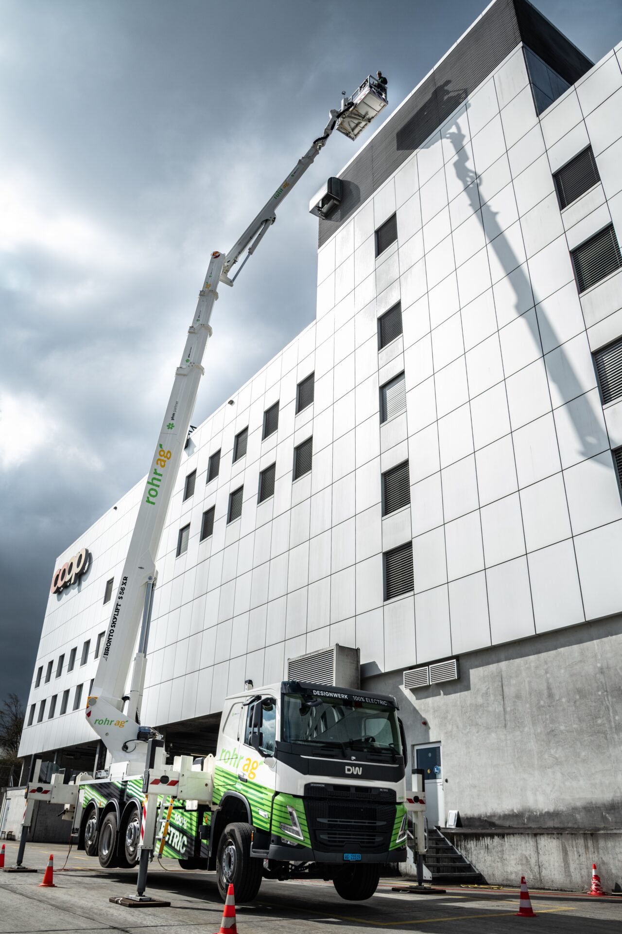 World premiere at Bauma of Bronto’s first fully 56m electric truck ...